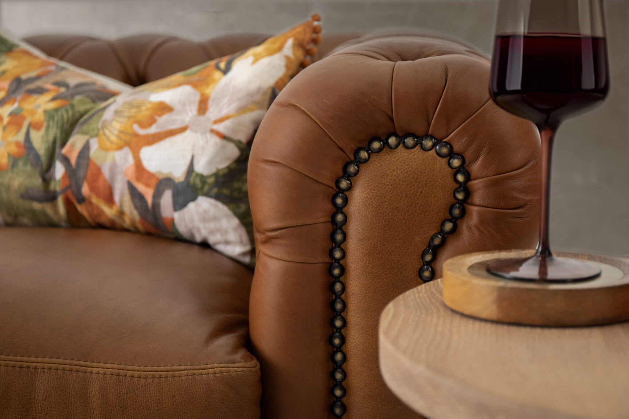 Experience timeless style with Incanda's iconic Chesterfield couch